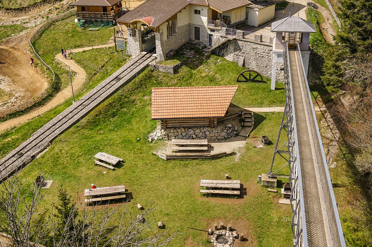 Hiking above Neuchâtel: the Chaumont viewpoint and the "Path of Time ...